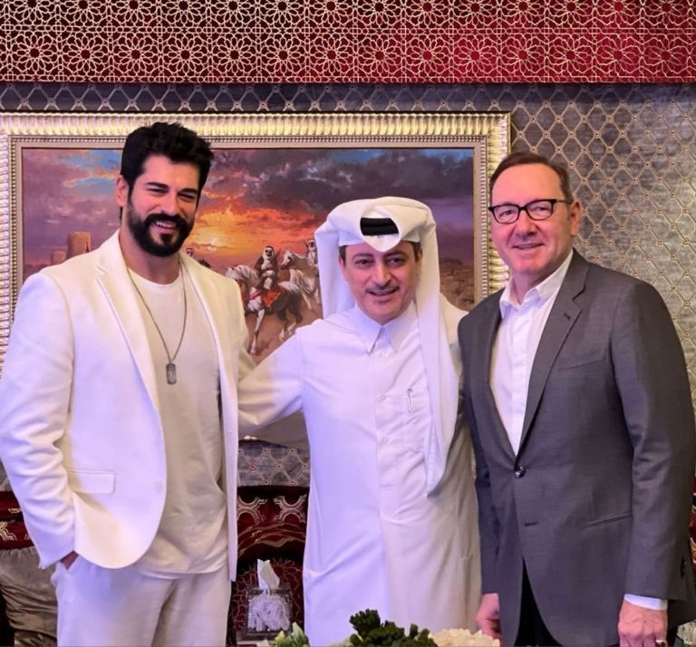 Burak Ozçivit sulmohet për fotot me Kevin Spacey, reagon aktori: Mos u ...