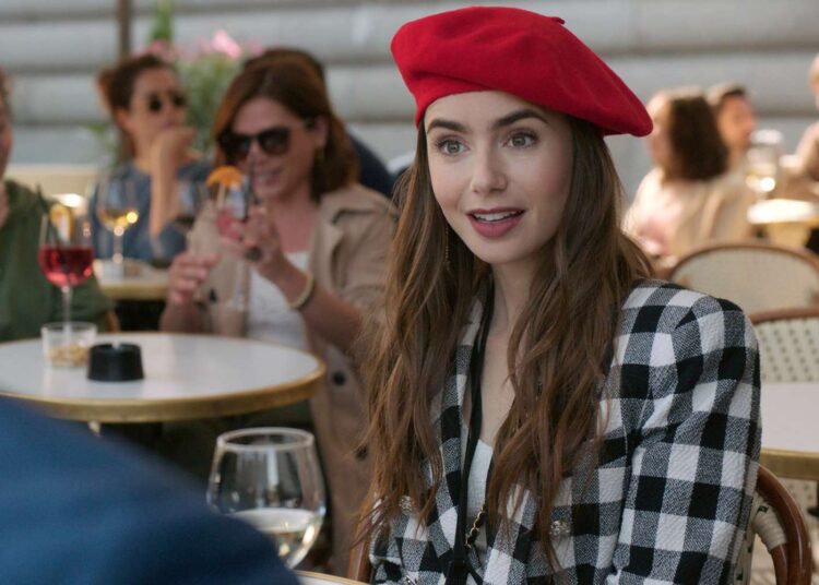 Lily Collins zbulon pamjen e re të Emily për sezonin 4 të “Emily in ...